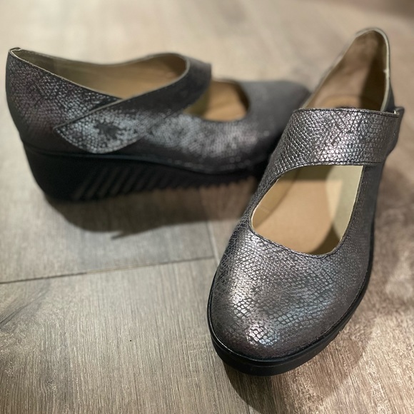 Fly London | Shoes | Fly London Yasi Court Shoes Eu 4 W Wide Womens 9 ...